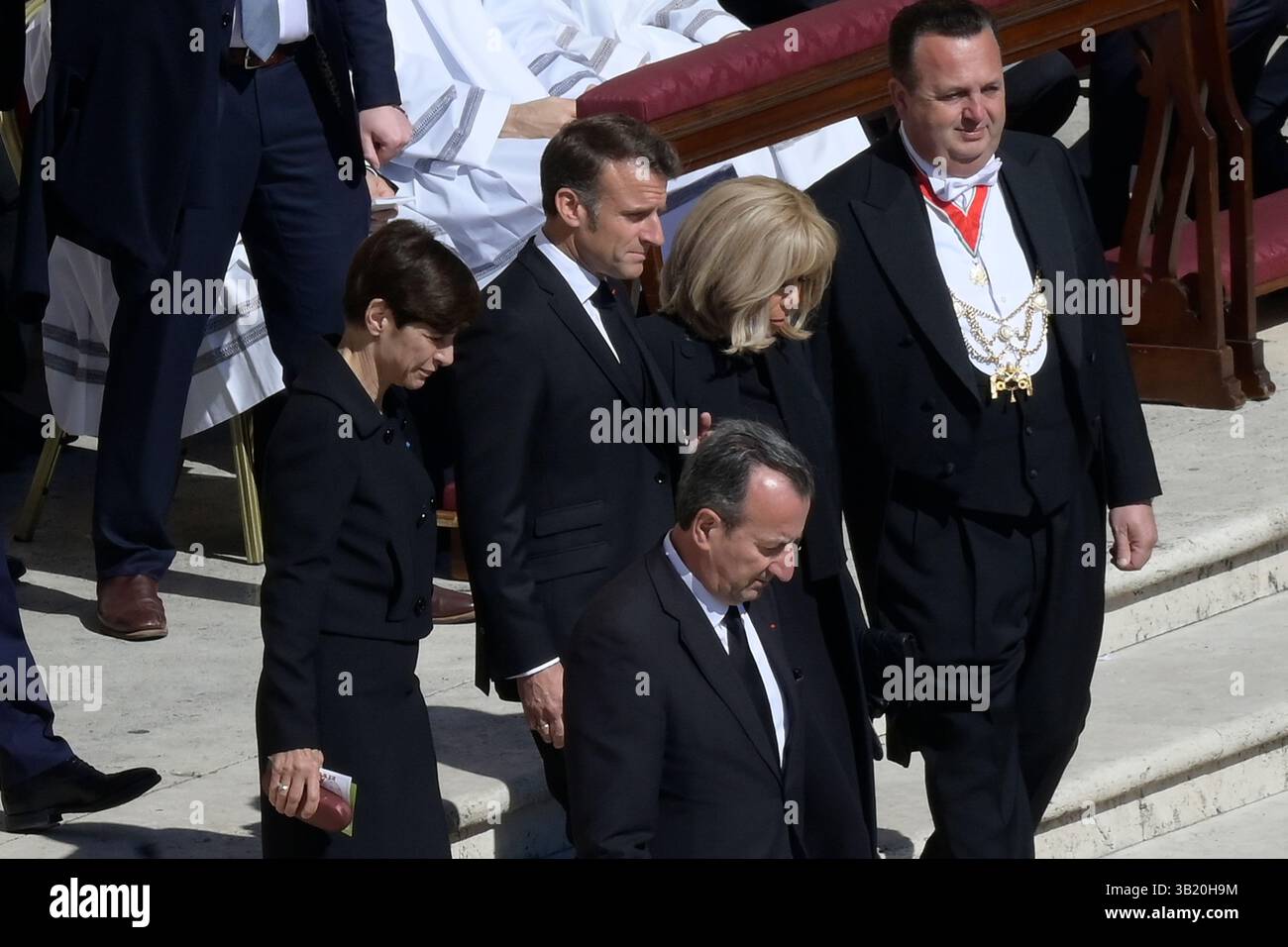 Vatican City, Italy. 26th Apr, 2025. Emmanuel Macron (l) and his wife ...