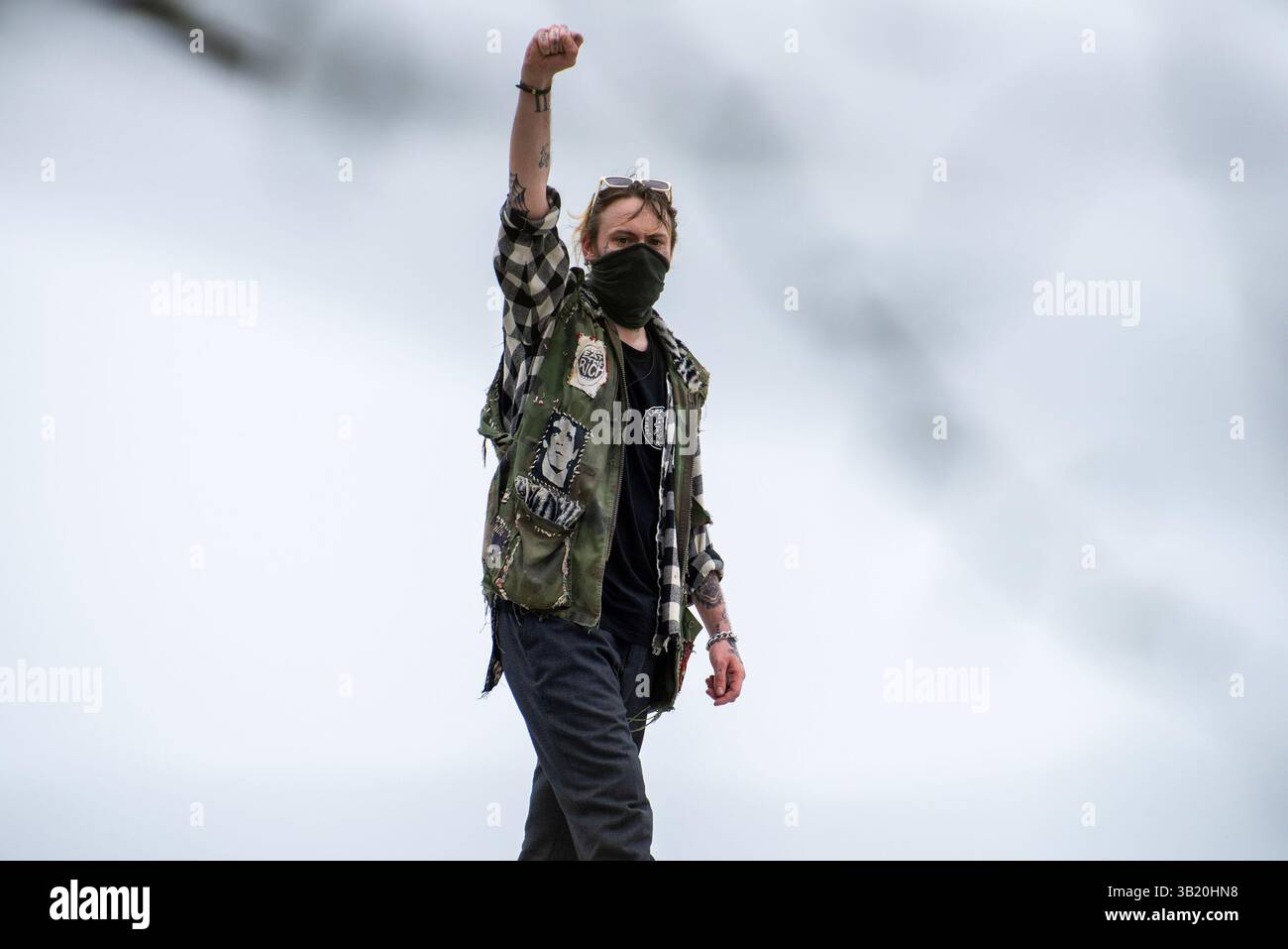 Huntingdon, UK. 26th Apr, 2025. A protester walks with his fist up on ...