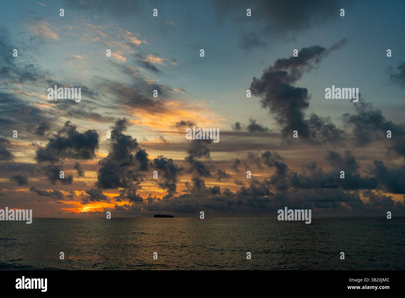 Cloudy sunset sky and seascape at summer vacation. Skyscape with sea ...