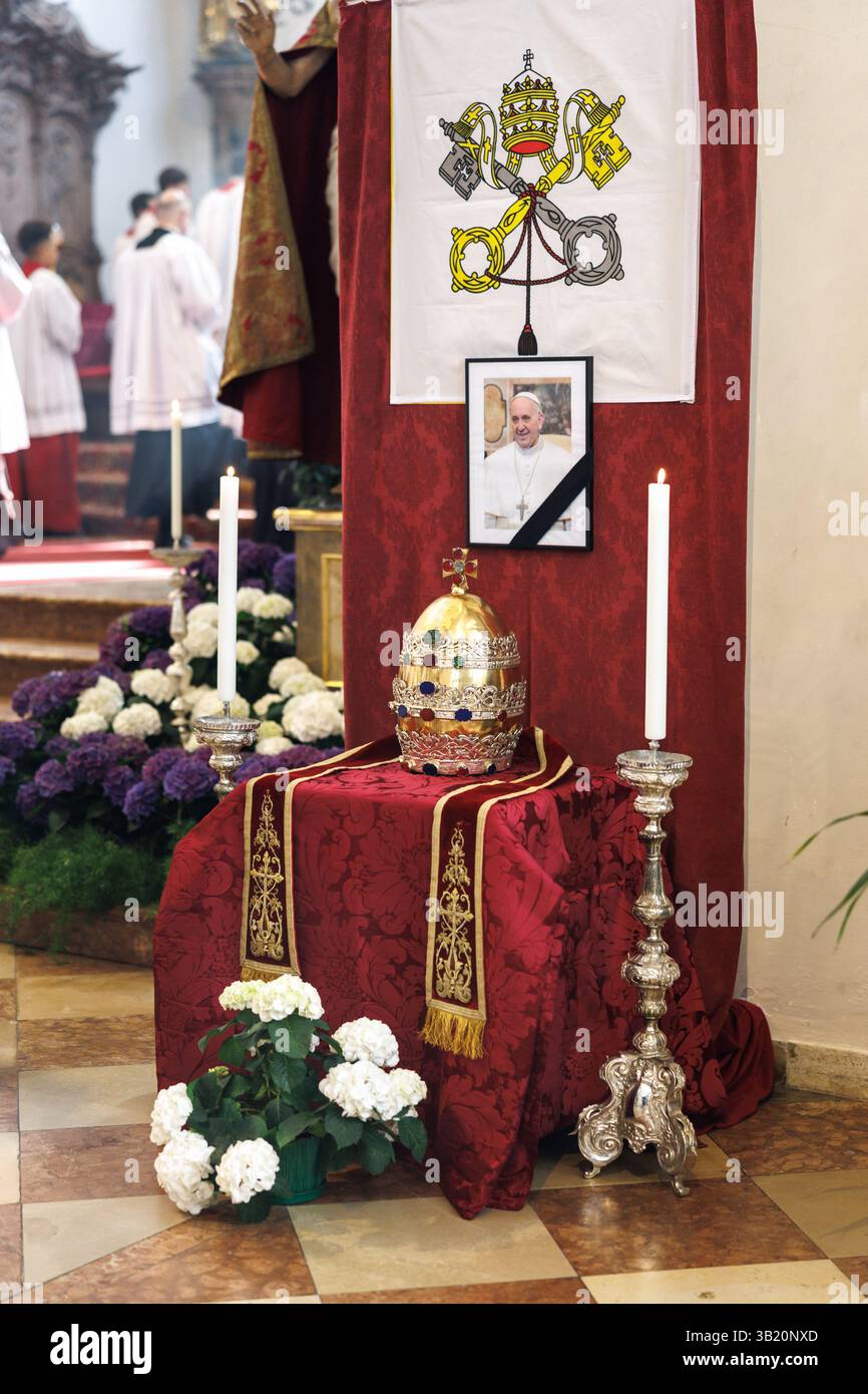 27 April 2025, Bavaria, Munich: A papal crown, the so-called tiara ...