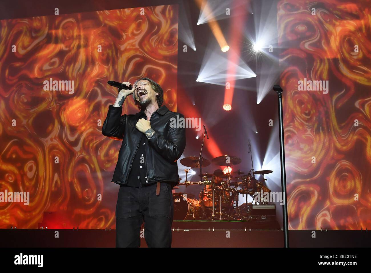 London, UK. 26th Apr 2025. LONDON, ENGLAND - APRIL 26: Brandon Boyd of ‘Incubus’ performing at ...