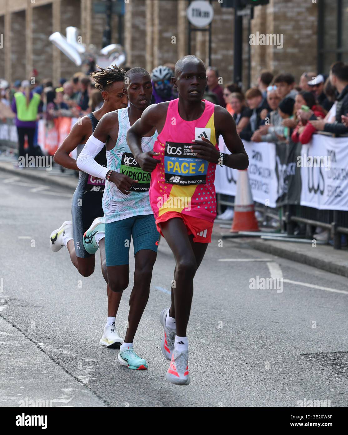 London, UK. 27th Apr 2025. Eliud Kipchoge and the Elite runners going ...