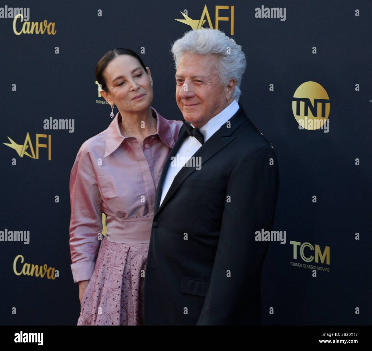 Los Angeles, United States. 26th Apr, 2025. US actor Dustin Hoffman (R ...