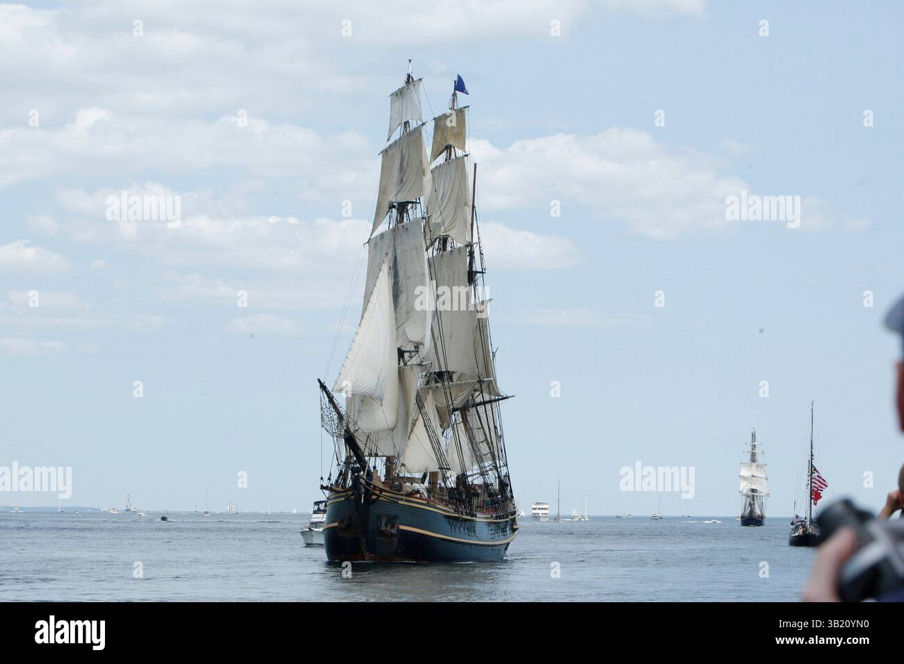 2010 JUL 29: The 180-foot HMS Bounty sails into port in Duluth Harbor ...