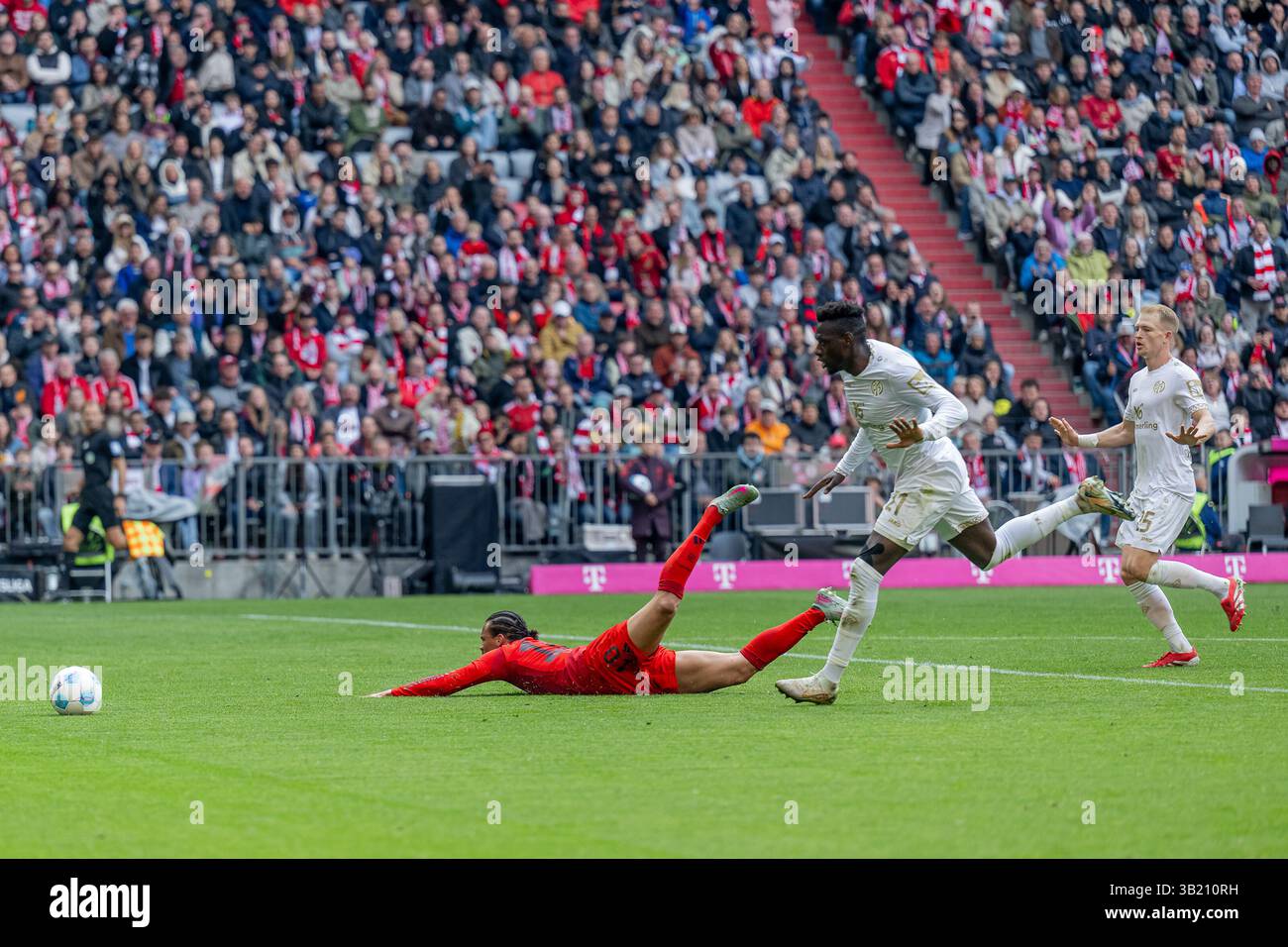 Danny da Costa (1. FSV Mainz 05, #21) stoppt hier Leroy Sane (FC Bayern ...