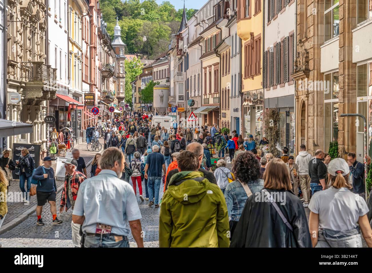 Stadtbummel und Shopping in der Freiburger Altstadt, April 2025 ...
