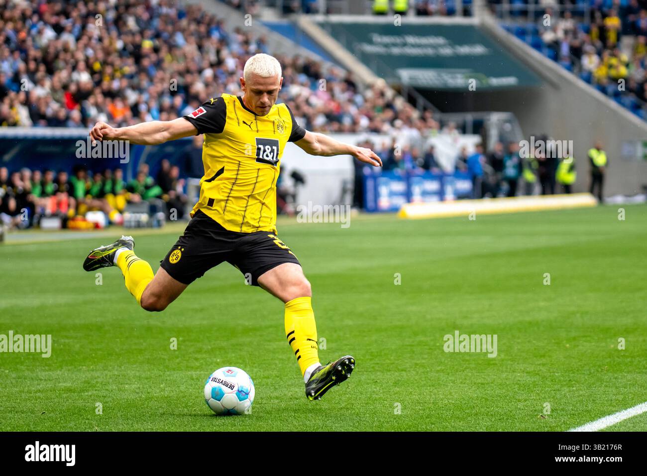 Julian Ryerson (Borussia Dortmund, 26) am Ball Freisteller, Ganzk?rper ...