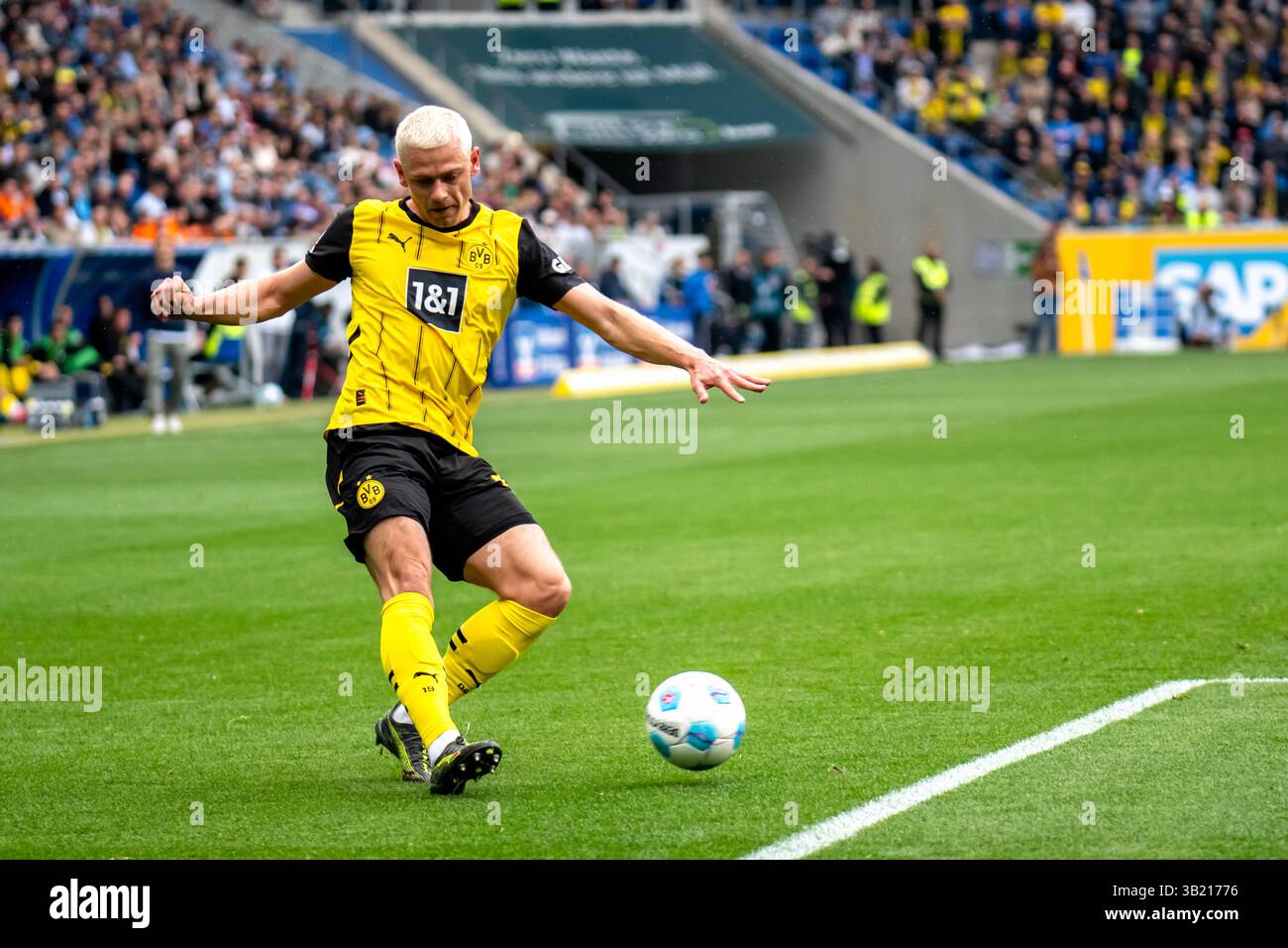 Julian Ryerson (Borussia Dortmund, 26) am Ball Freisteller, Ganzk?rper ...
