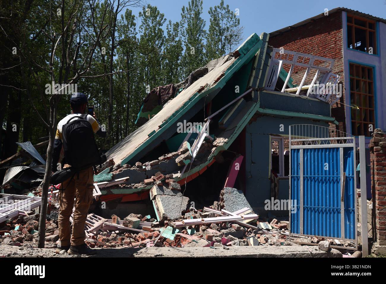 April 26, 2025, Srinagar, Jammu And Kashmir, India: Journalist capture ...