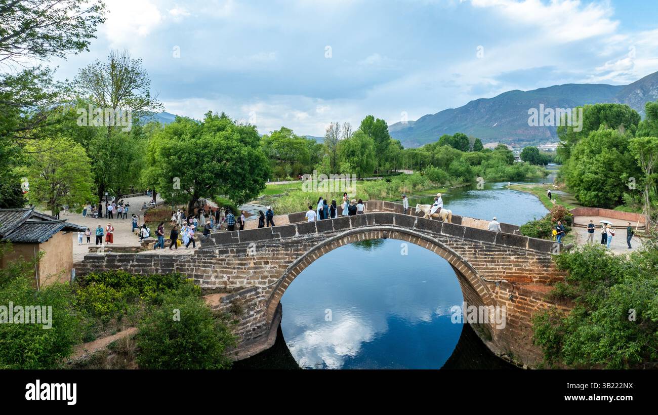(250427) -- KUNMING, April 27, 2025 (Xinhua) -- An aerial drone photo ...