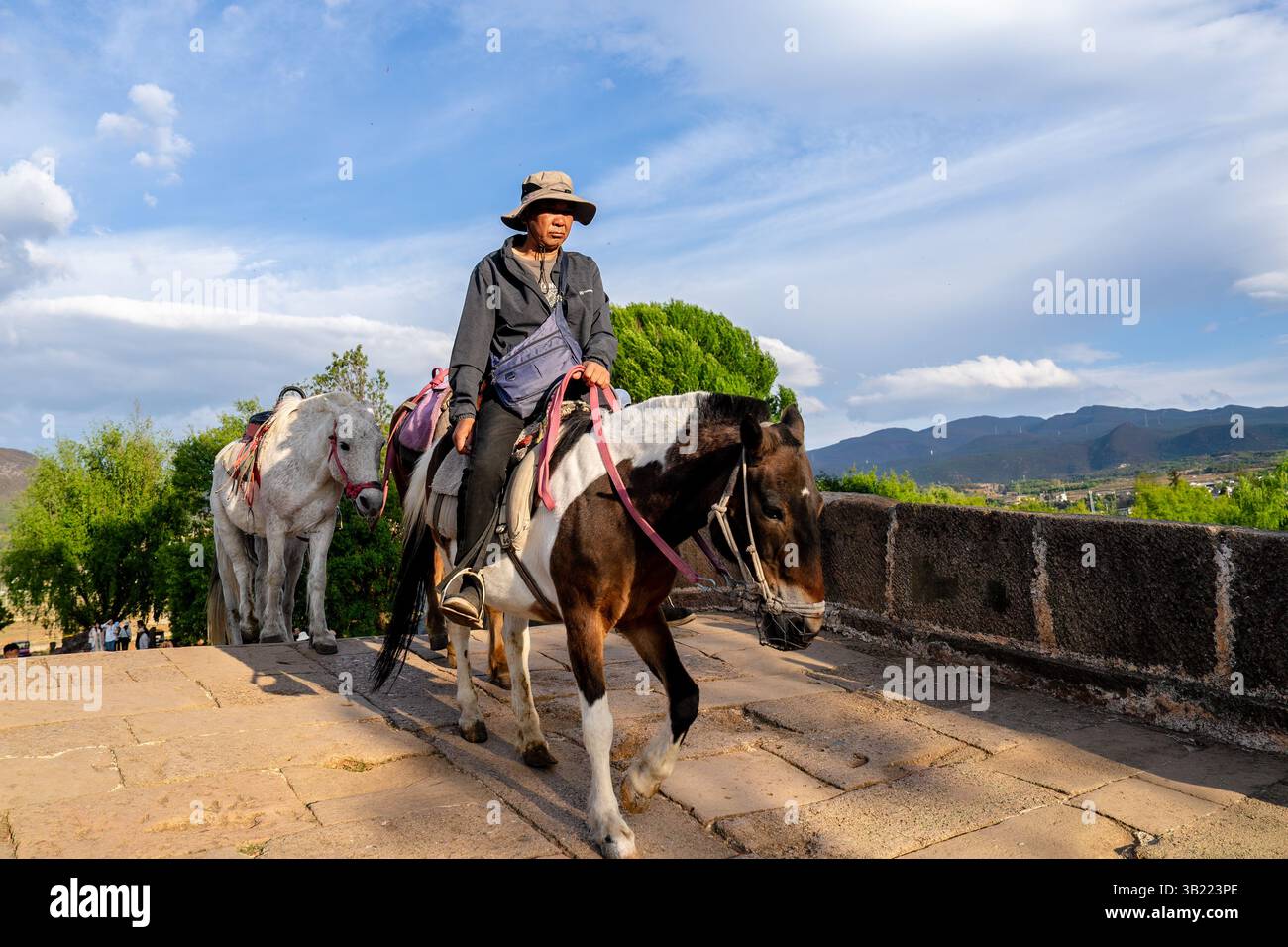 (250427) -- KUNMING, April 27, 2025 (Xinhua) -- A villager crosses ...