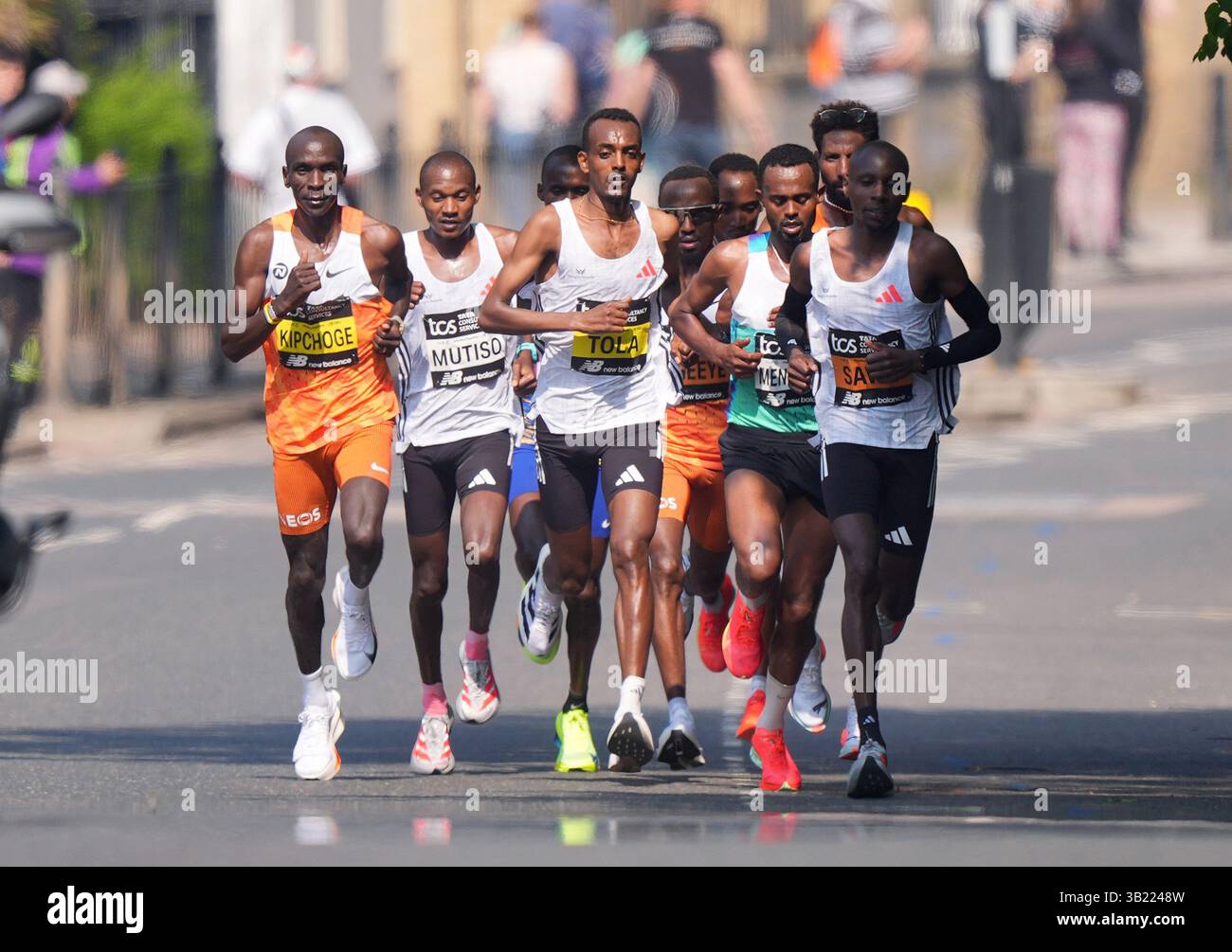 Men's elite runners, including Tamirat Tola, reach the Isle of Dogs ...