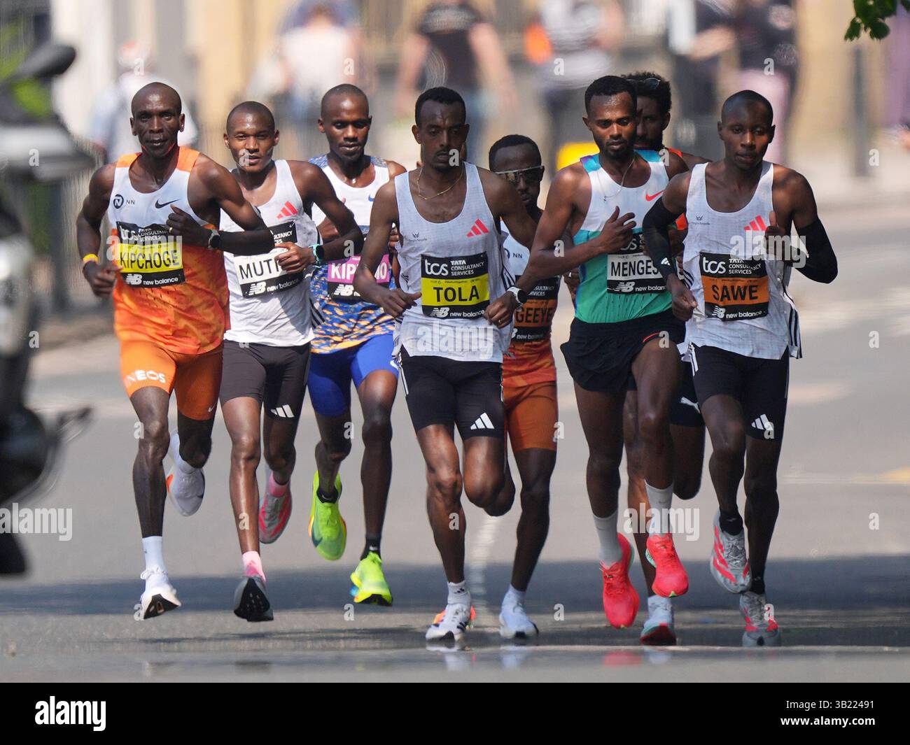Men's elite runners, including Tamirat Tola, reach the Isle of Dogs ...