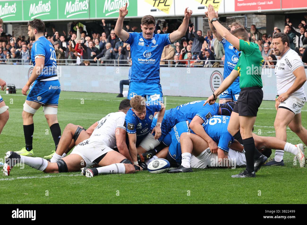 Vannes, France. 26th Apr, 2025. Stephen Varney of Vannes scores a try ...