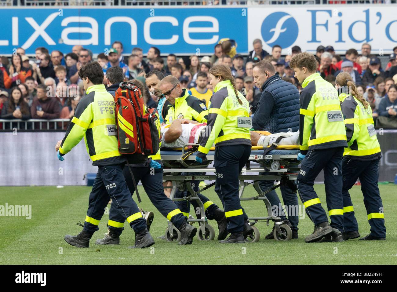 Vannes, France. 26th Apr, 2025. Melvyn Jaminet of Toulon injured during ...