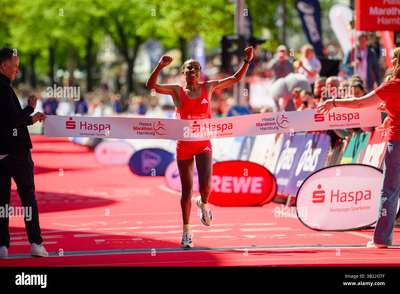 Hamburg, Germany. 27th Apr, 2025. Athletics: Haspa Marathon Hamburg ...