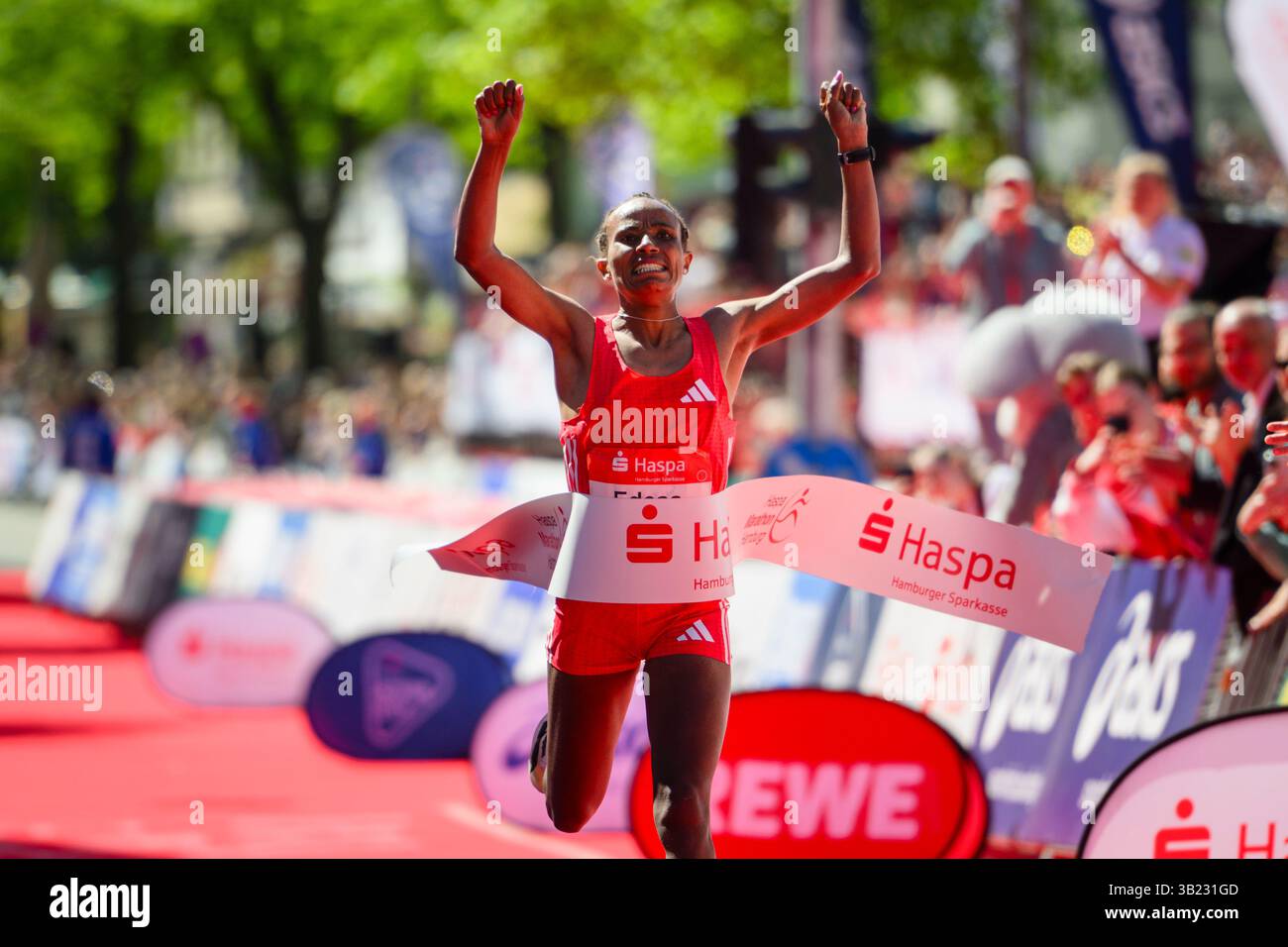 27 April 2025, Hamburg: Athletics: Haspa Marathon Hamburg. The ...