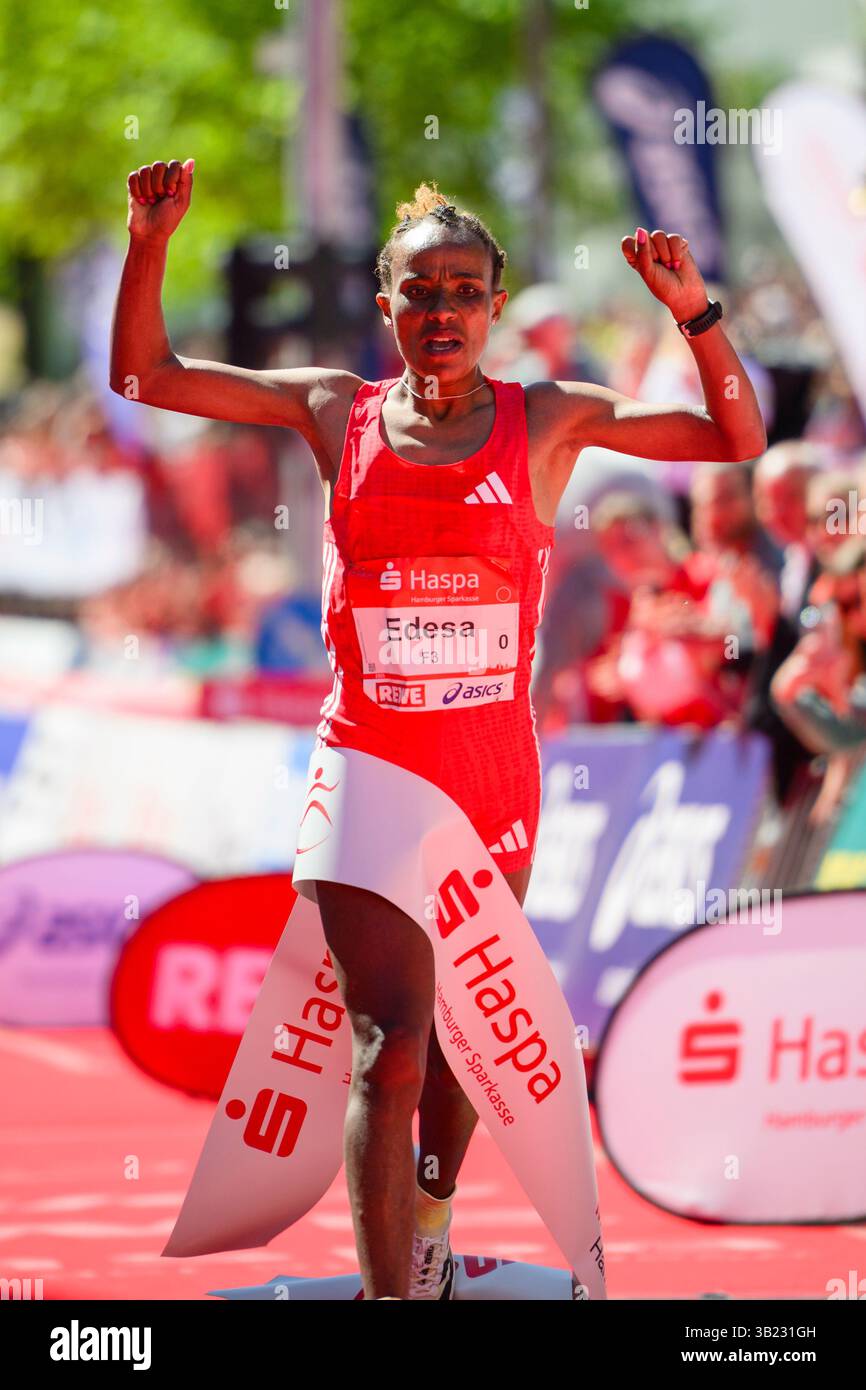 27 April 2025, Hamburg: Athletics: Haspa Marathon Hamburg. The ...