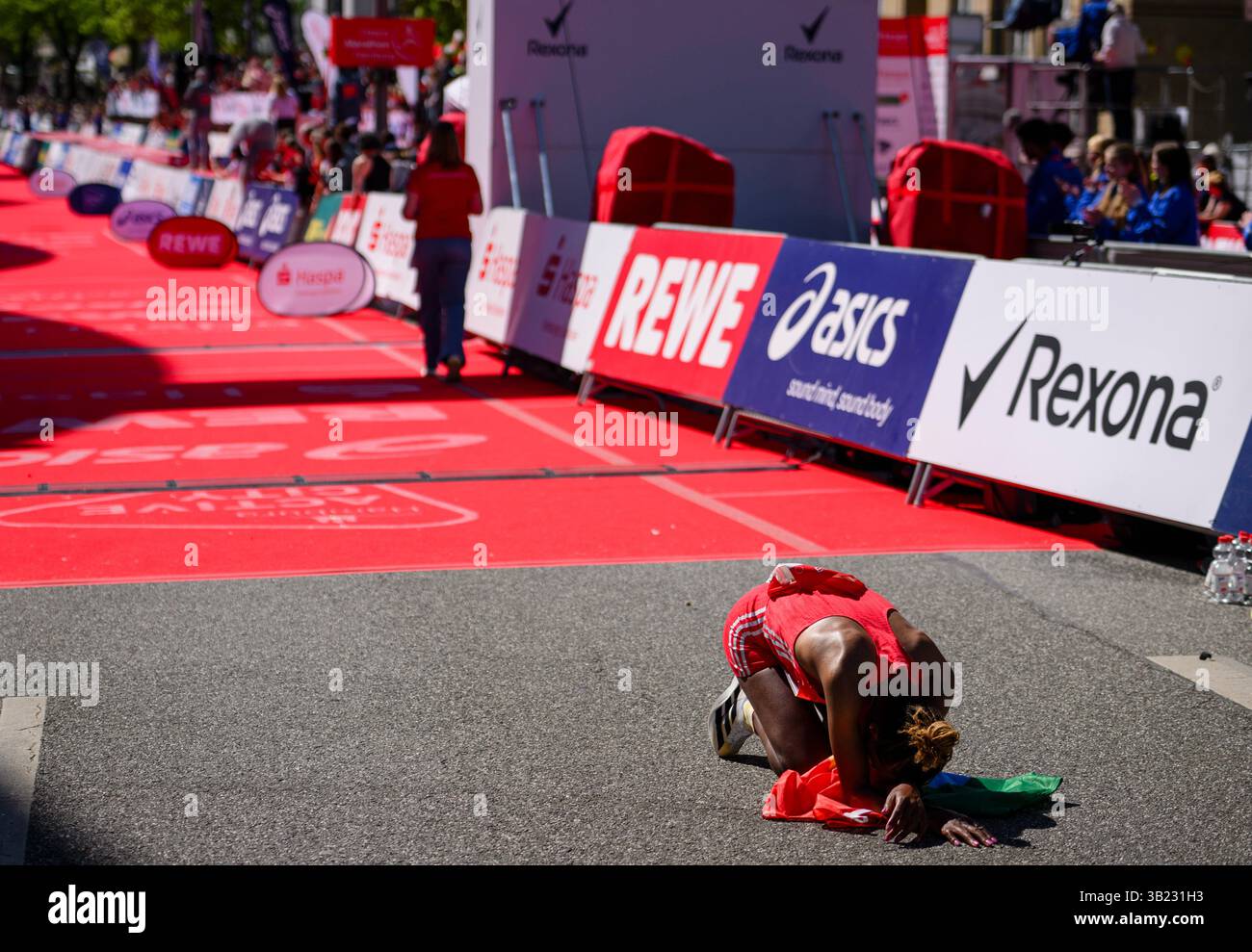 27 April 2025, Hamburg: Athletics: Haspa Marathon Hamburg. The ...