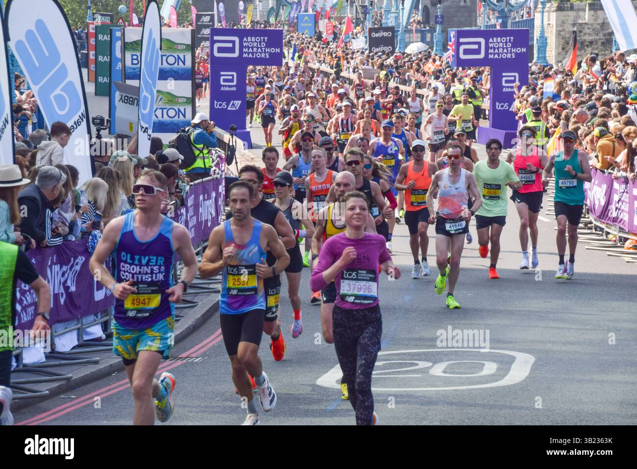 London, UK. 27th April 2025. Thousands of runners pass across Tower ...