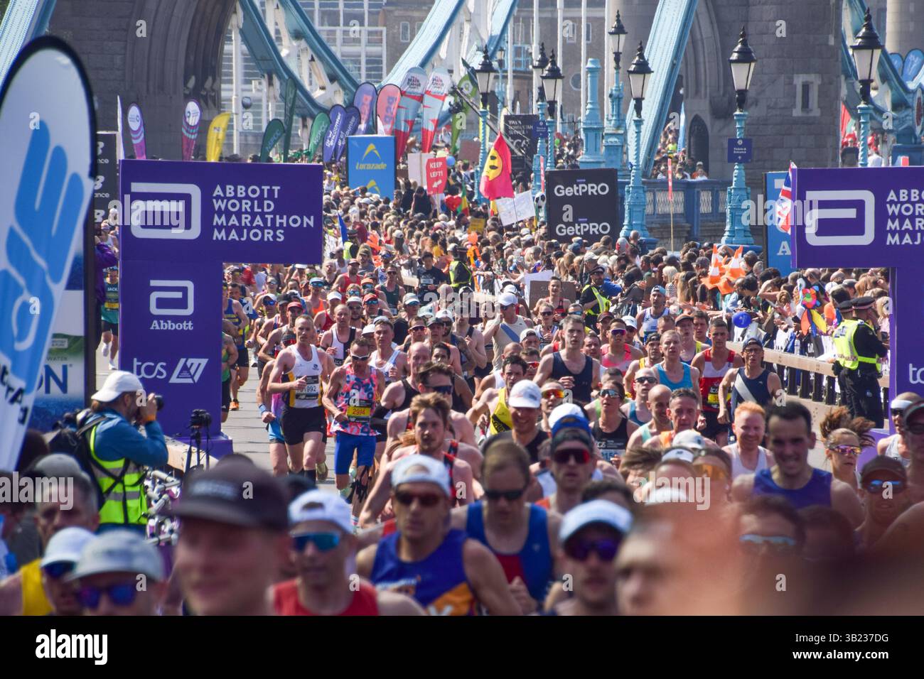 London, UK. 27th April 2025. Thousands of runners pass across Tower ...