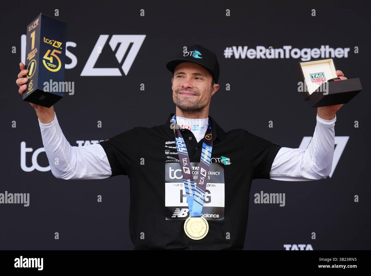 Marcel Hug celebrates with his trophy after winning the men's ...