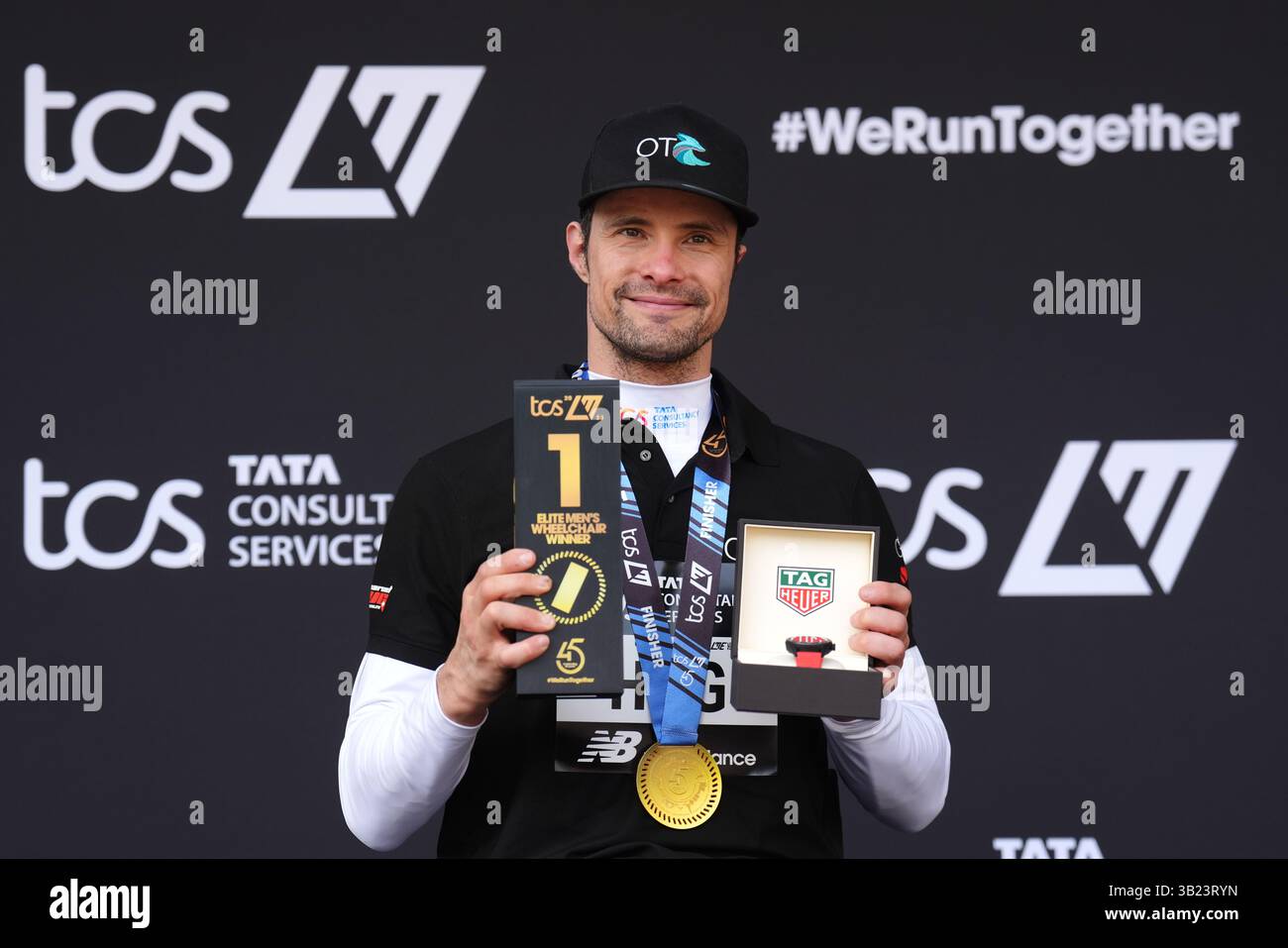 Marcel Hug celebrates with his trophy after winning the men's ...