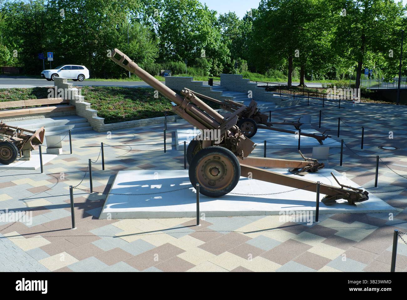 Artillery - 152mm howitzer - Soviet era weaponry on show at the Seelow ...