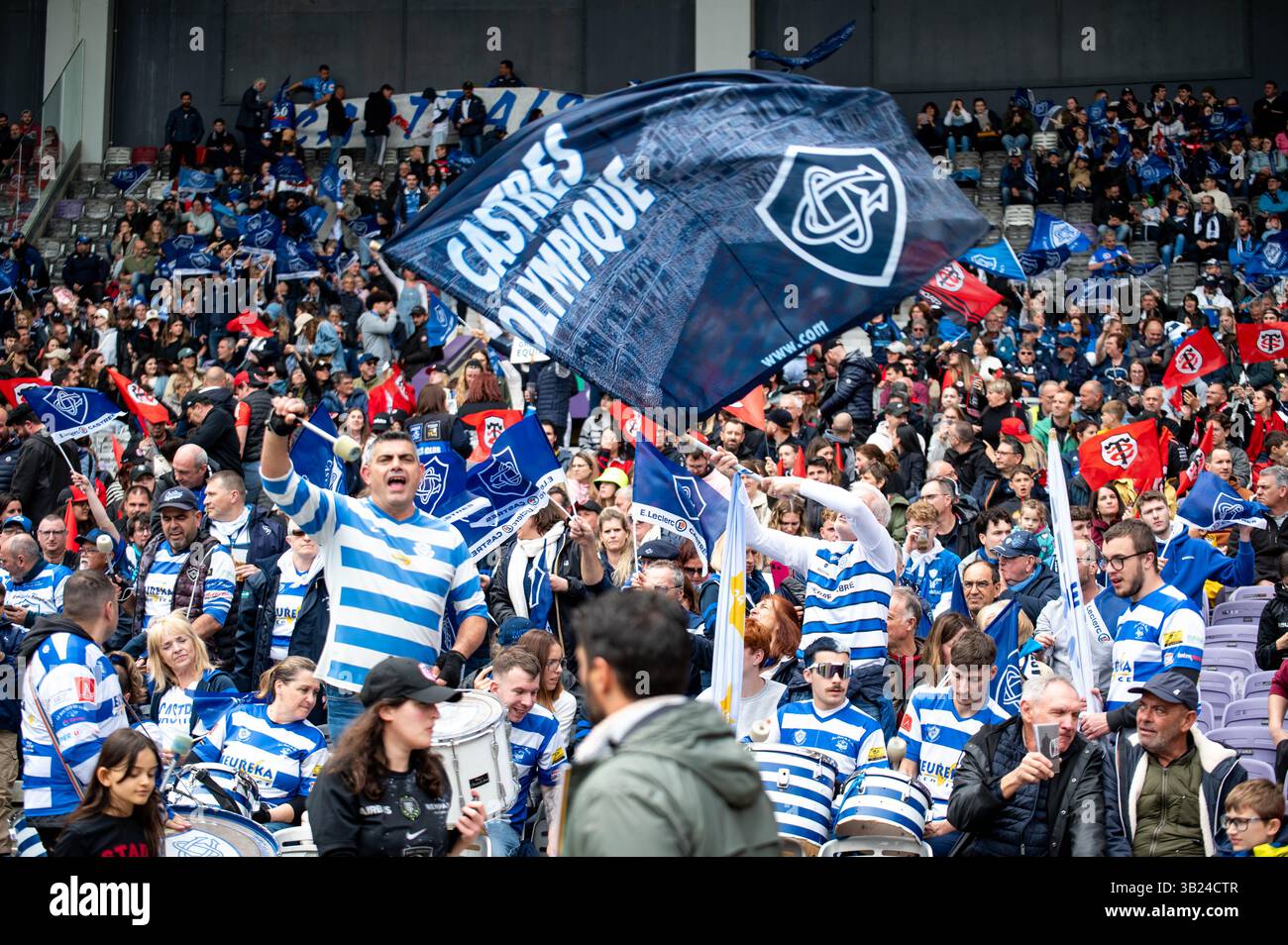Fans of Castres during the French championship Top 14 rugby union match ...