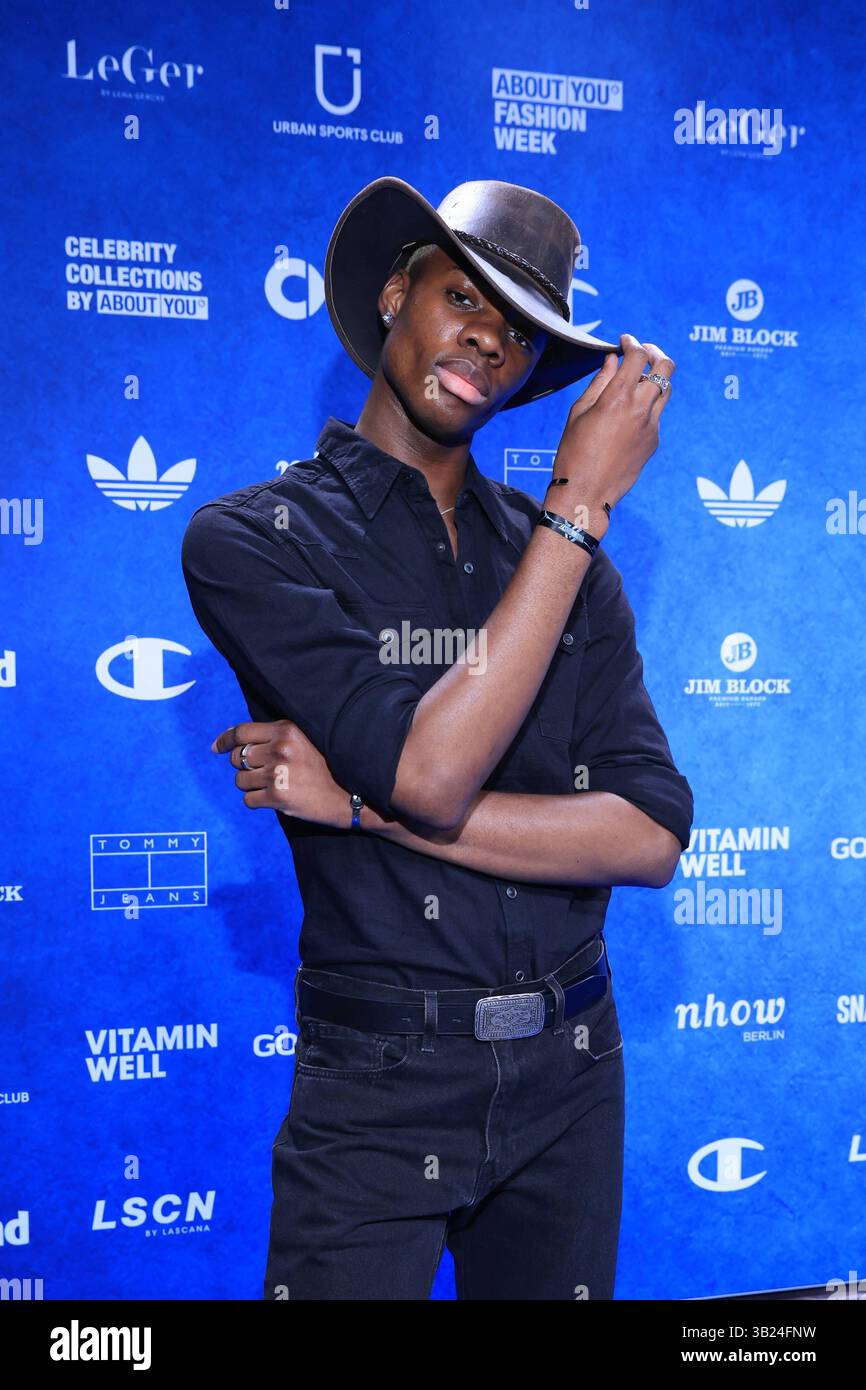 25.04.2025, Fav Falone zur ABOUT YOU Fashionmania by AYFW, Uber Eats ...