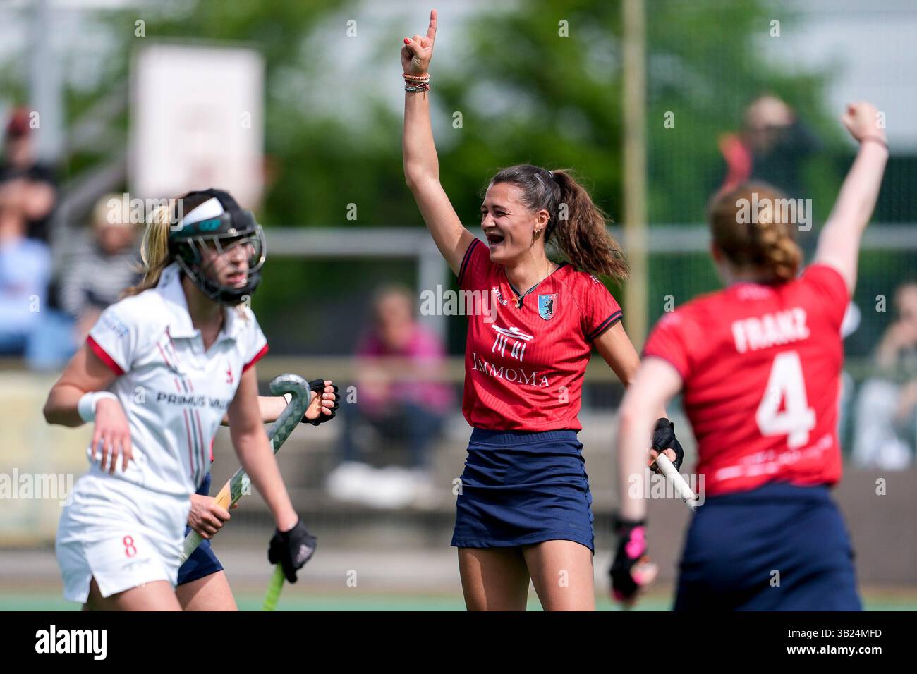 v.li.: Benedetta Marie Wenzel (BHC, 21), Torschützin Joana Boehringer (BHC, 8), Johanna Franz ...
