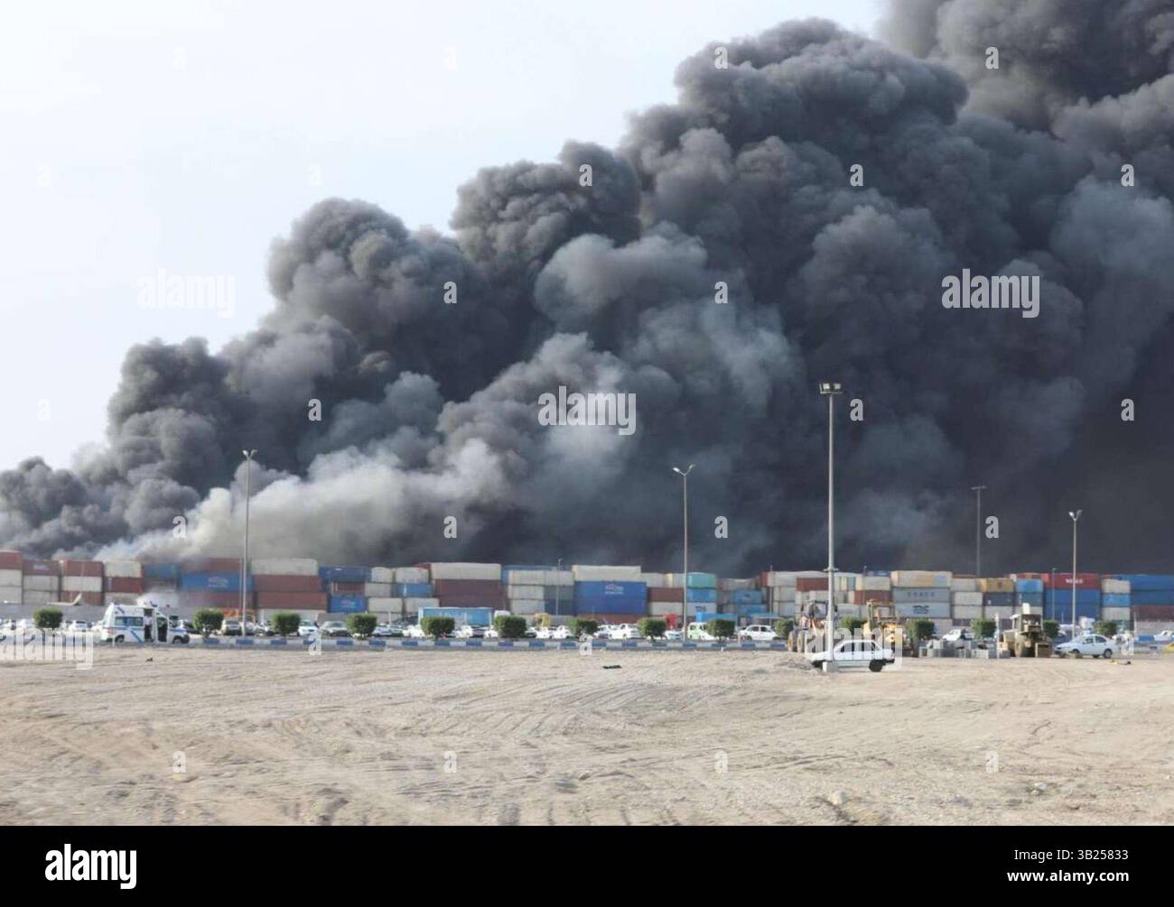 (250427) -- TEHRAN, April 27, 2025 (Xinhua) -- Smoke rises after a massive explosion rocked ...