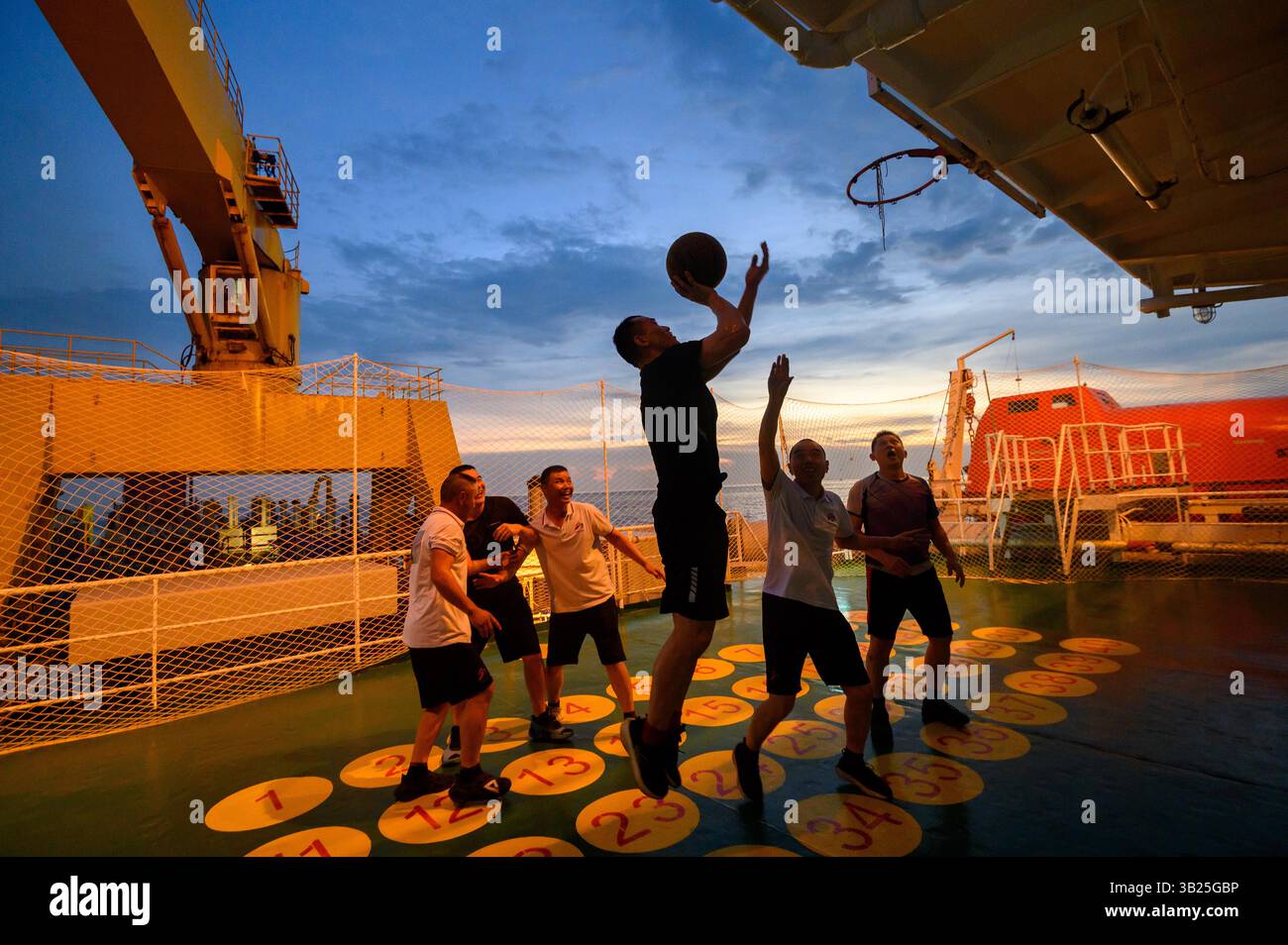 (250415) -- KUALA LUMPUR, April 15, 2025 (Xinhua) -- Crew members play ...