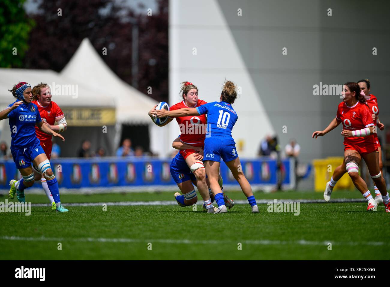 Gwen Crabb ( Wales ) Veronica Madia ( Italy ) during 2025 Women's Six ...