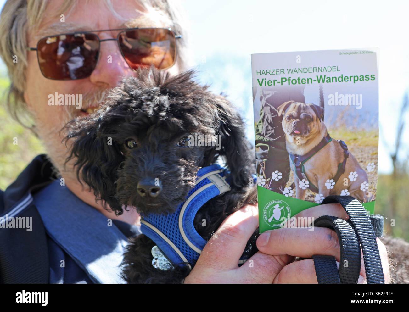 27 April 2025, Thuringia, Neustadt/Harz: Andreas Koch shows the hiking ...
