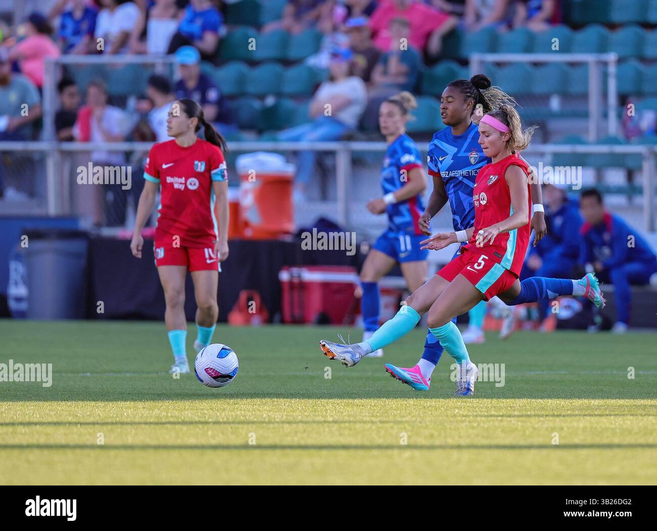 Cary, North Carolina, USA. 26th Apr, 2025. KC Current defender ELLIE ...