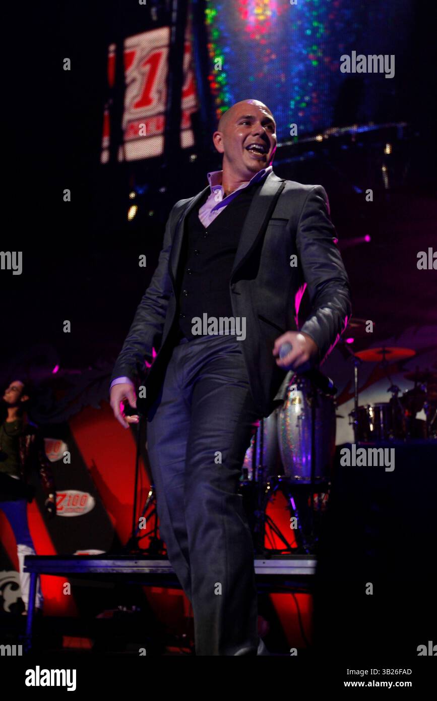 Pitbull performing madison square garden hi-res stock photography and ...