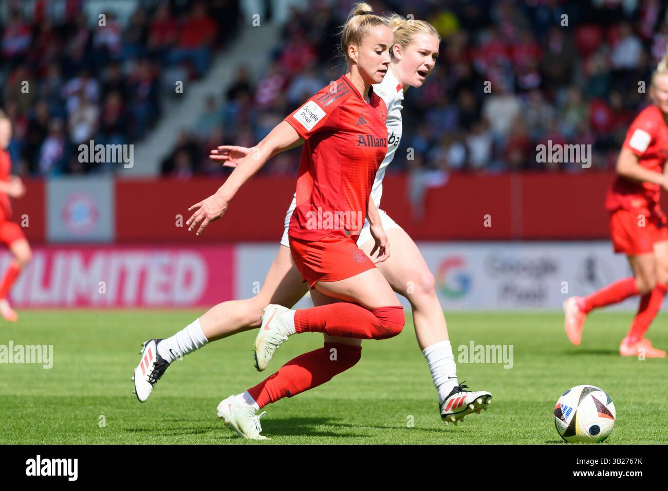 Munich, Germany. 27th Apr 2025. Giulia Gwinn (7 FC Bayern Munich) and Annie Karich (6 SC ...