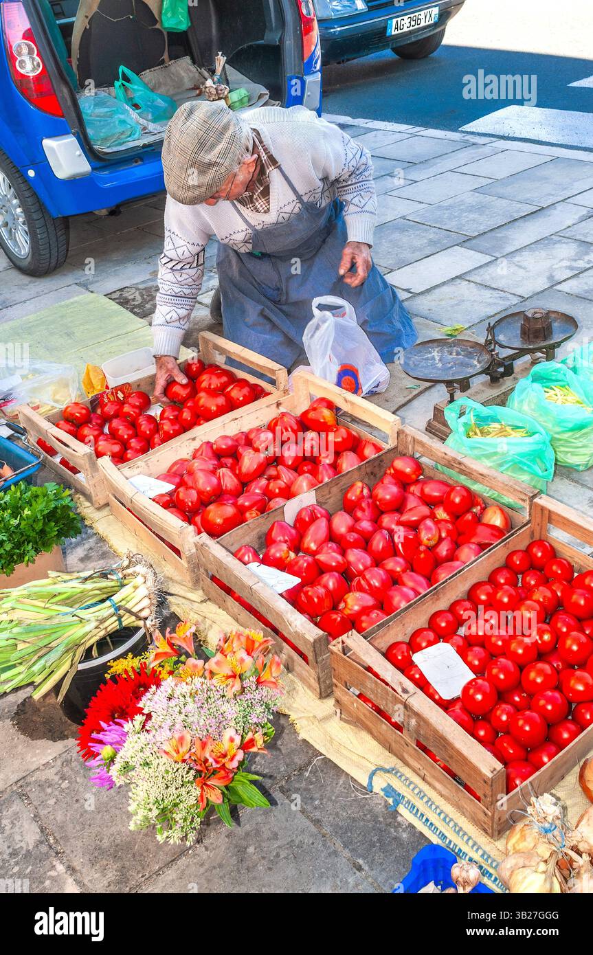 Fresh fruit display on pavement hi-res stock photography and images - Alamy