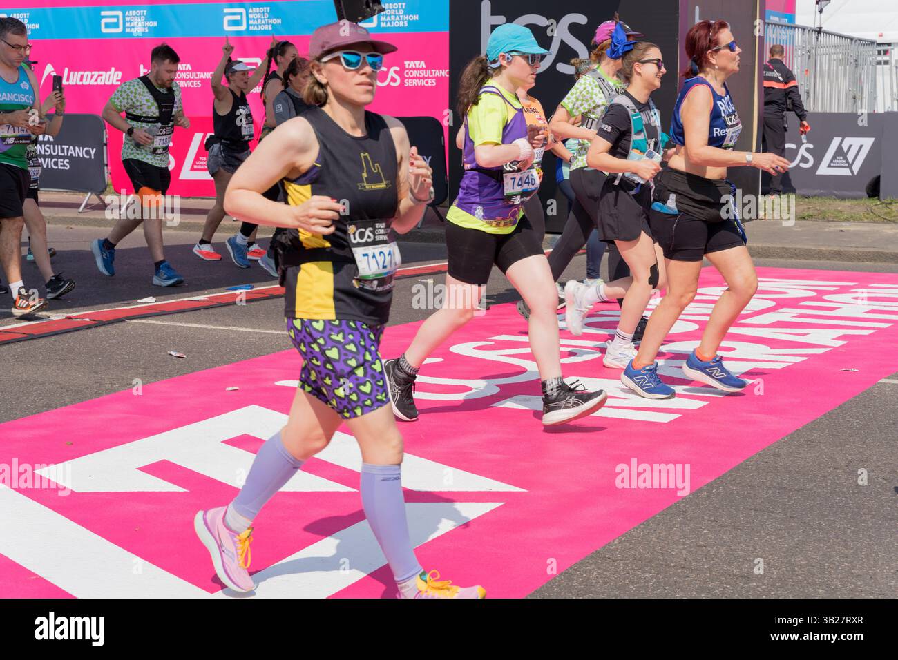 London , UK. 27th April 2025. TCS marathon Runners passing the starting ...