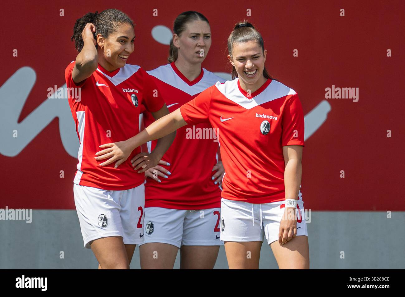Cora Zicai (SC Freiburg Frauen, #28) links und Leela Egli (SC Freiburg ...