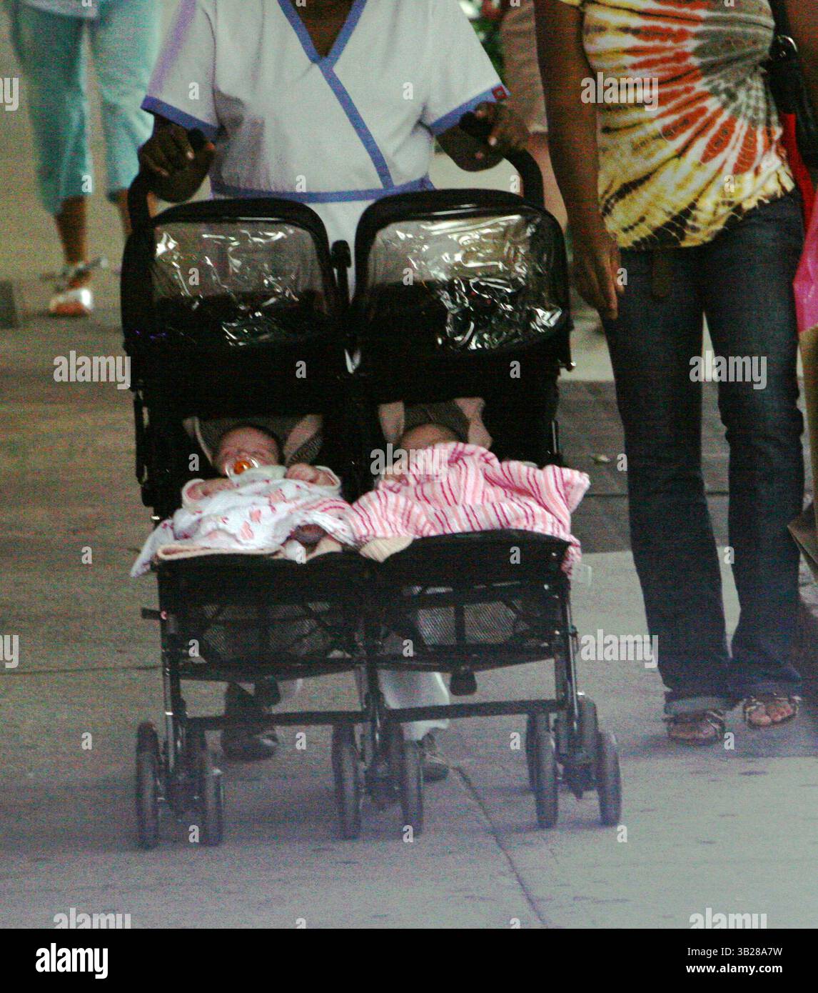 Sarah jessica parker twins 2009 hi-res stock photography and images - Alamy