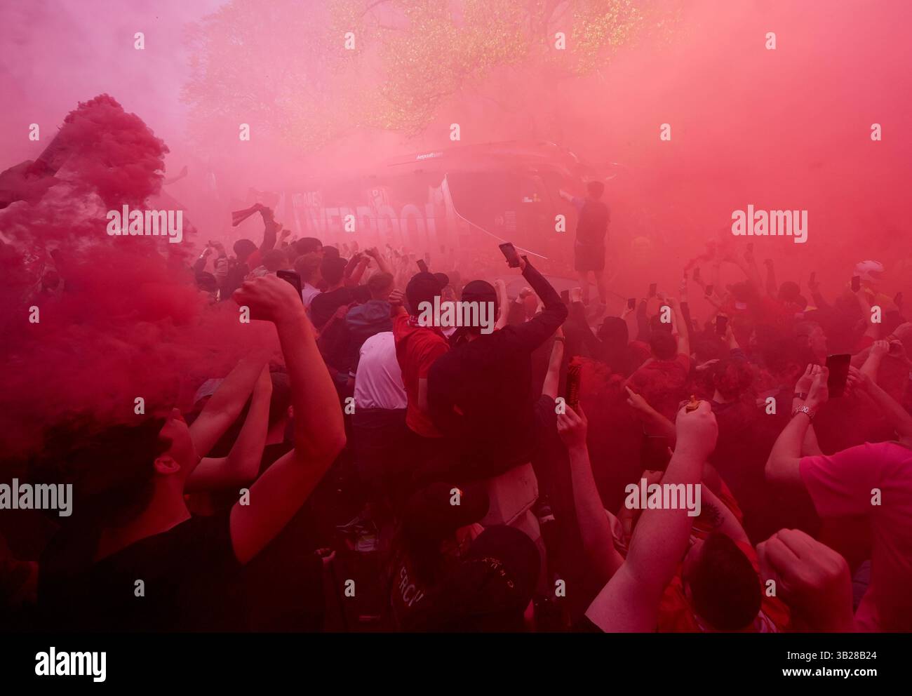 Liverpool fans greet their teams bus as it arrives at the ground ...