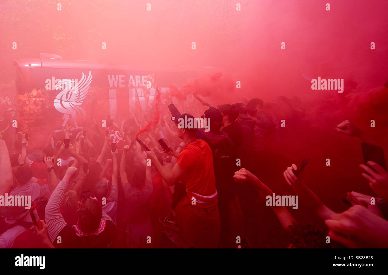 Liverpool fans greet their teams bus as it arrives at the ground ...