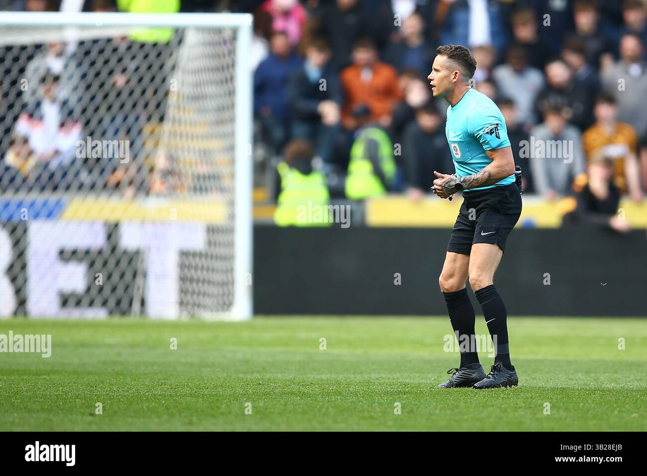 MKM Stadium, Hull, England - 26th April 2025 Referee Stephen Martin ...