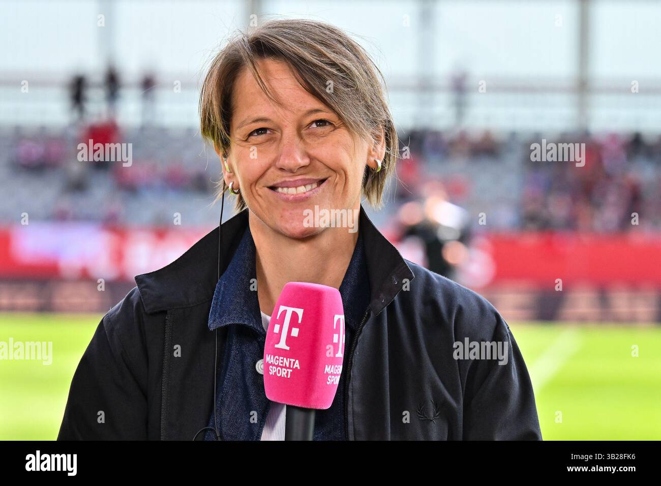 Im Bild FCB Frauen Direktorin Bianca RECH beim Interview von ...