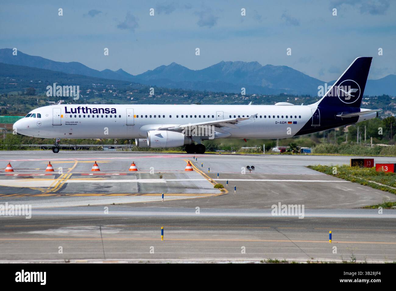 Avión de línea Airbus A321 de la aerolínea Lufthansa en el aeropuerto ...