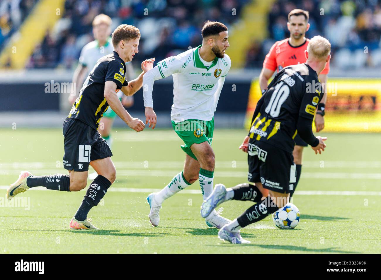 250427 Häckens Samuel Leach Holm och Hammarbys Abdelrahman Boudah Saidi under fotbollsmatchen i ...