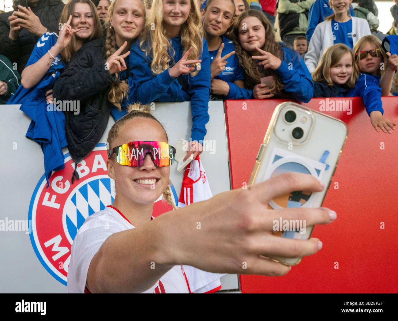 Munich, Germany. 27th Apr, 2025. Soccer, Women: Bundesliga, Bayern Munich - SC Freiburg ...