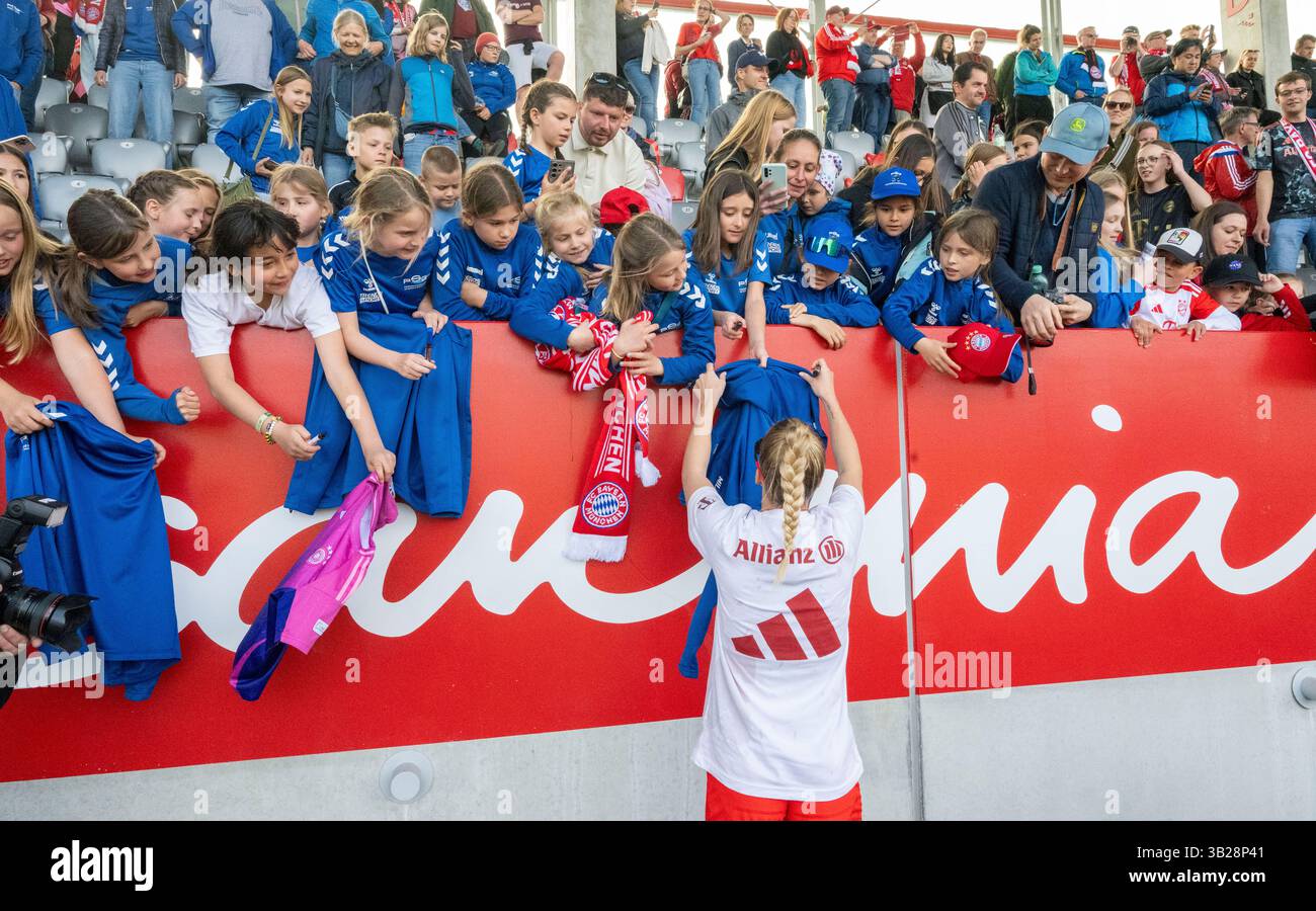 Munich, Germany. 27th Apr, 2025. Soccer, Women: Bundesliga, Bayern Munich - SC Freiburg ...